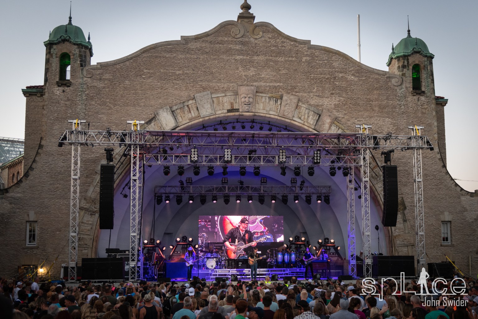 Lee Brice's Label Me Proud Tour Goes Wild at The Toledo Zoo ...